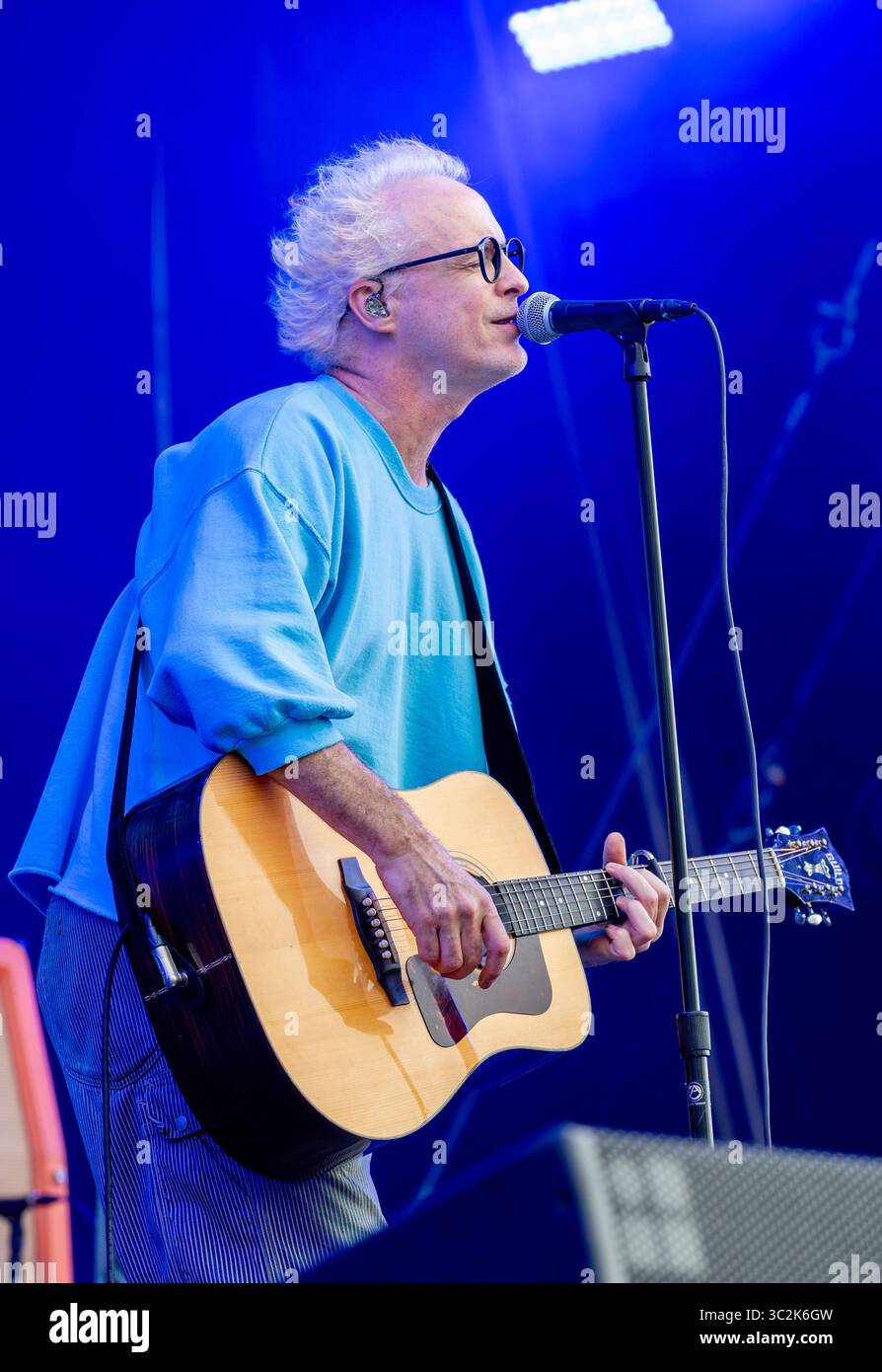 Francis Healy, (Fran Healy), lead singer of the band Travis performing ...
