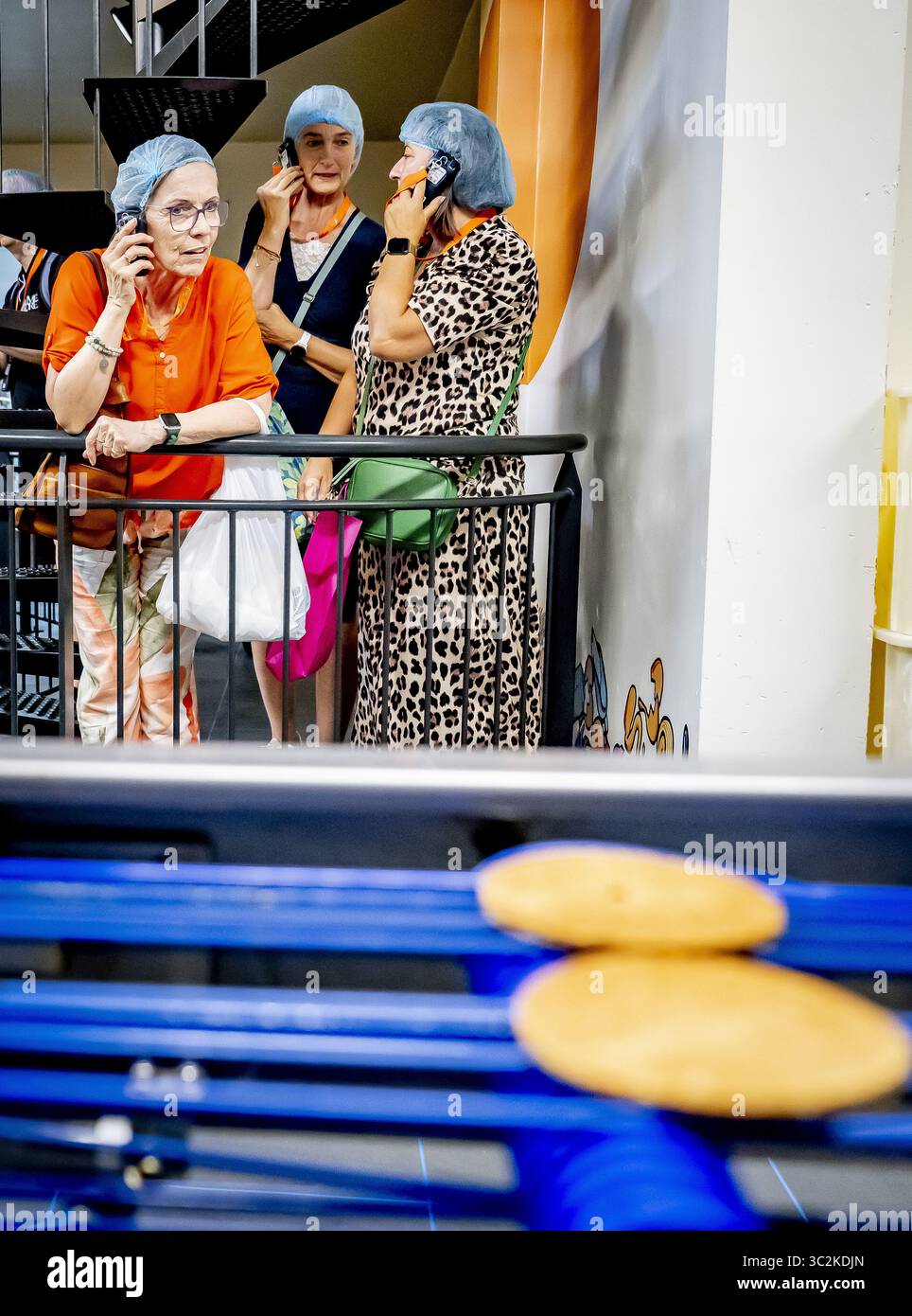 GOUDA - Fresh stroopwafels are made in the siroopwafelfabriek . A ...
