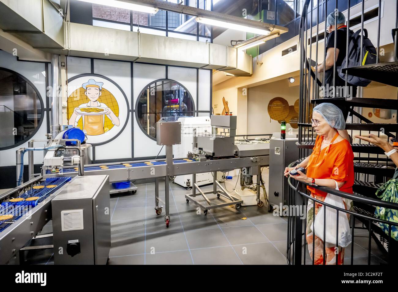 GOUDA - Fresh stroopwafels are made in the siroopwafelfabriek . A ...