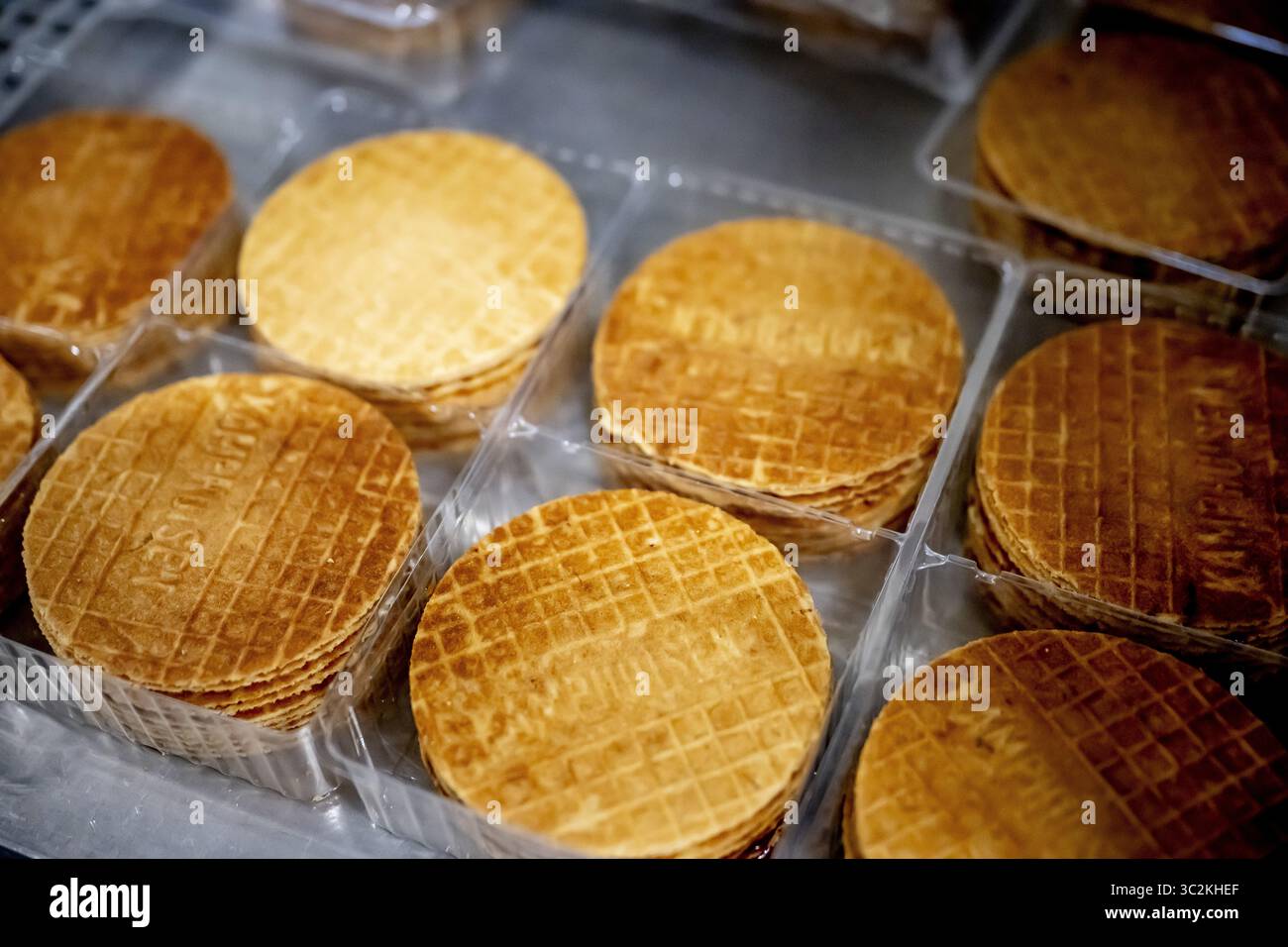 GOUDA - Fresh stroopwafels are made in the siroopwafelfabriek . A ...