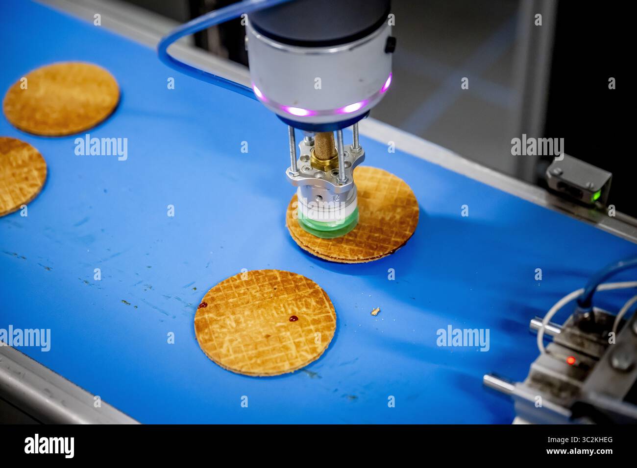 GOUDA - Fresh stroopwafels are made in the siroopwafelfabriek . A ...