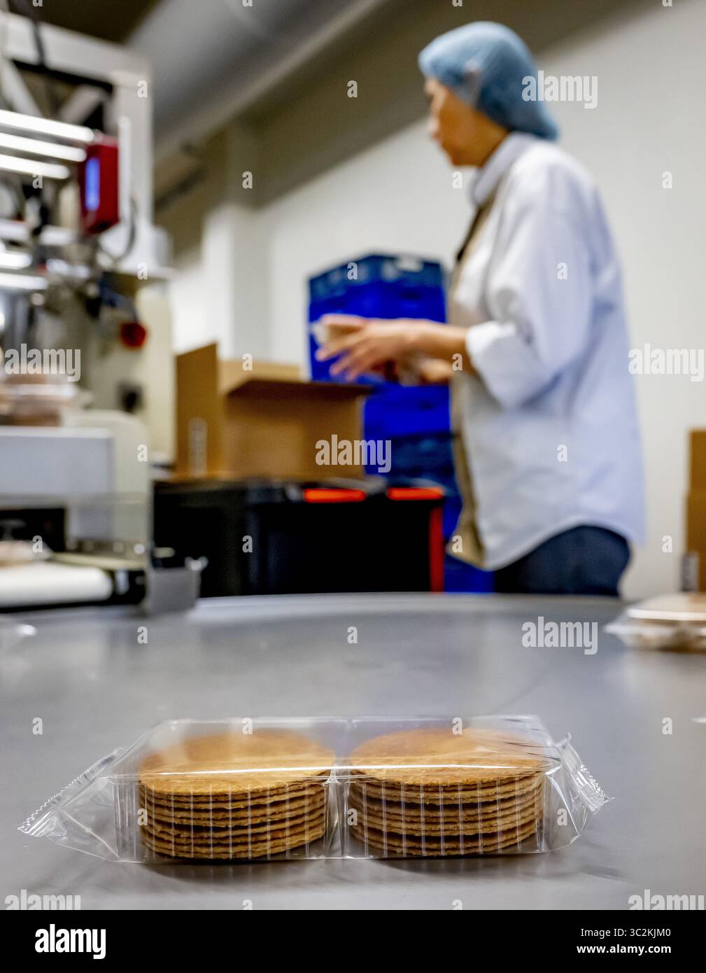 GOUDA - Fresh stroopwafels are made in the siroopwafelfabriek . A ...