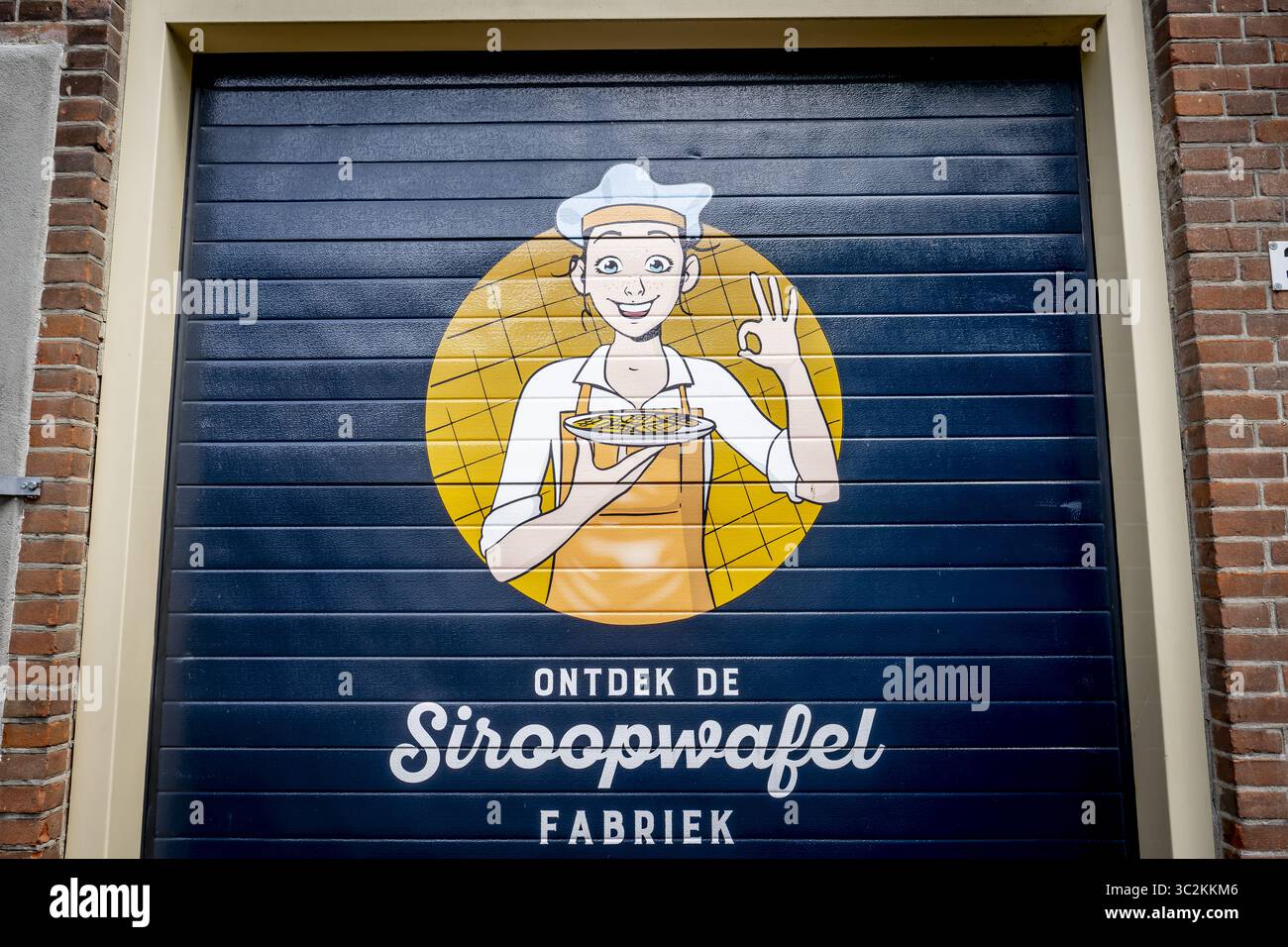 GOUDA - Fresh stroopwafels are made in the siroopwafelfabriek . A ...