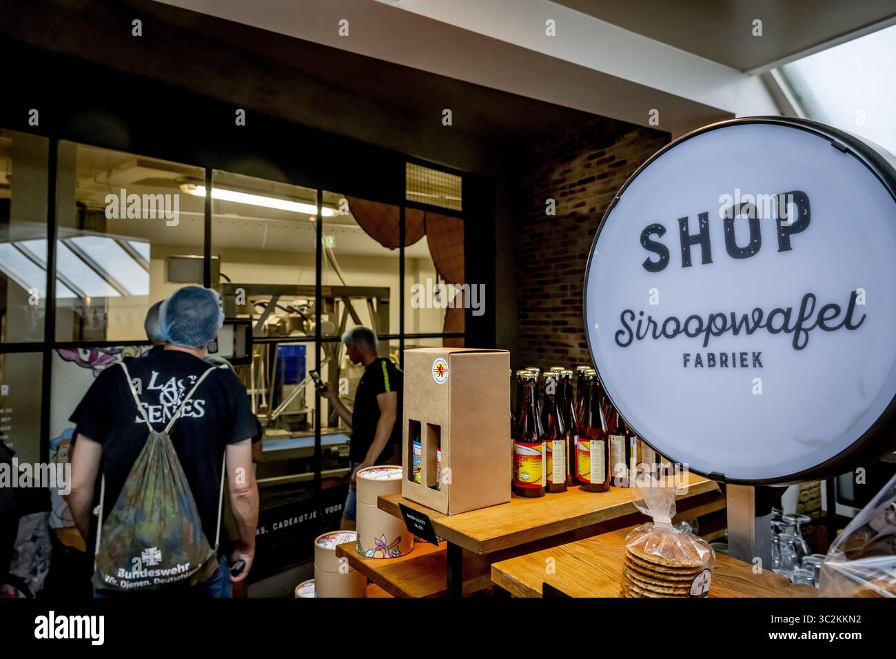 GOUDA - Fresh stroopwafels are made in the siroopwafelfabriek . A ...
