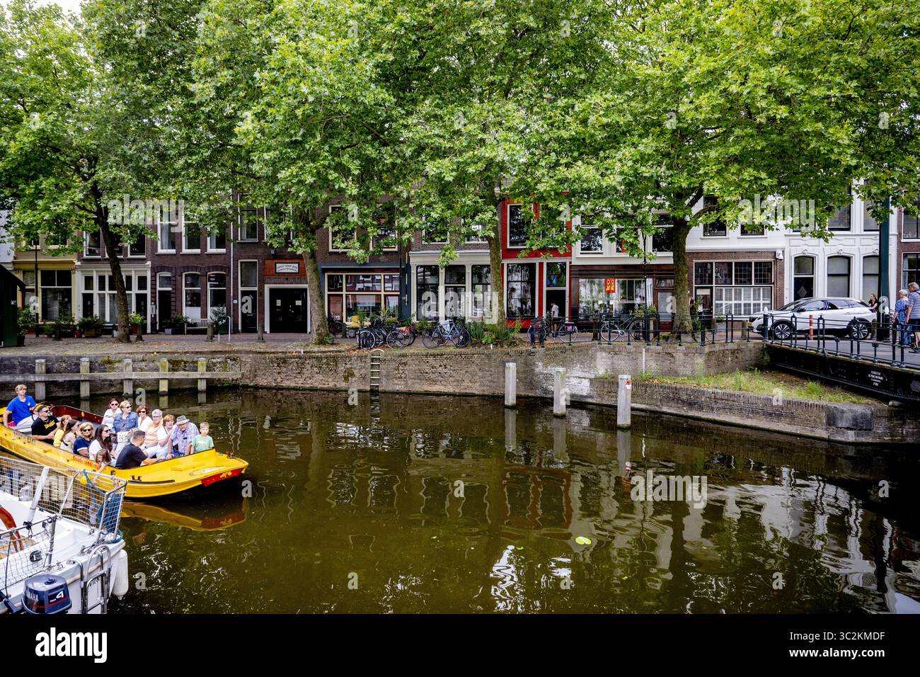 GOUDA - Tourists in the center of gouda ANP /HOLLANDSE HOOGTE /ROBIN ...