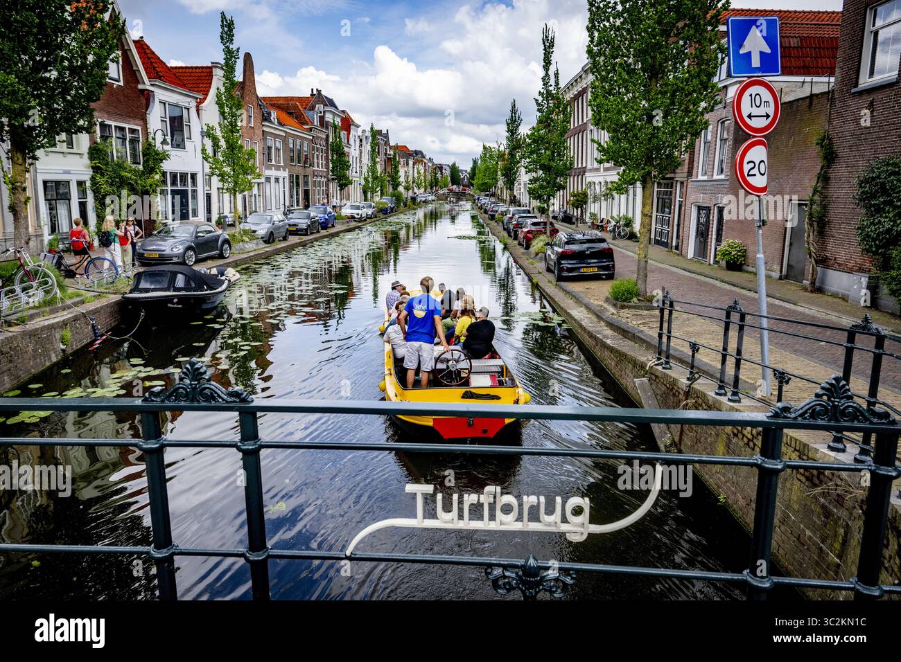 GOUDA - Tourists in the center of gouda ANP /HOLLANDSE HOOGTE /ROBIN ...