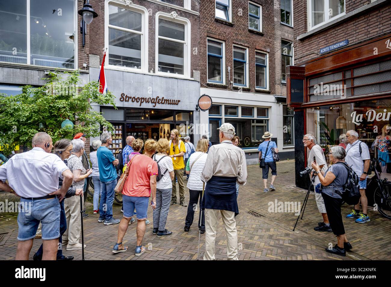 GOUDA - Tourists in the center of gouda ANP /HOLLANDSE HOOGTE /ROBIN ...