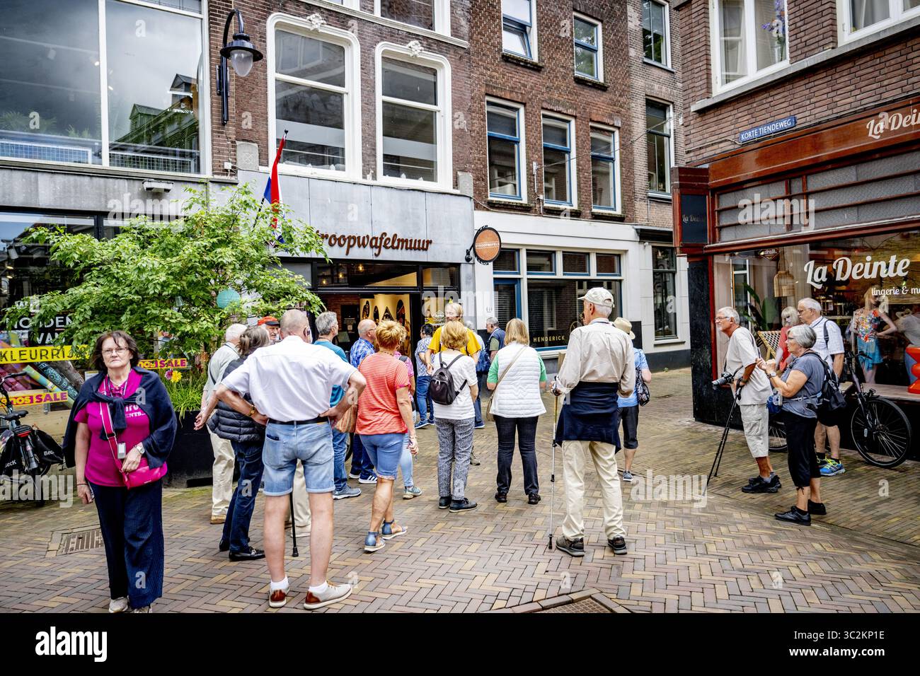 GOUDA - Tourists in the center of gouda ANP /HOLLANDSE HOOGTE /ROBIN ...