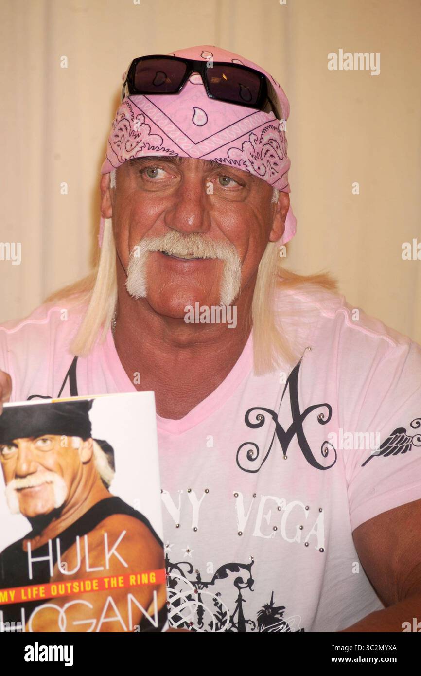 NEW YORK - OCTOBER 27: Hulk Hogan promotes 'My Life Outside The Ring ...