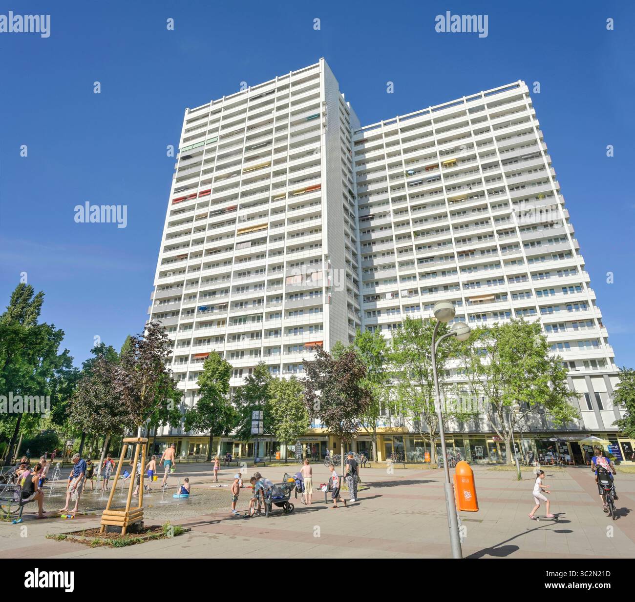 Plattenbau, Hochhaus, Anton-Saefkow-Platz, Lichtenberg, Berlin ...