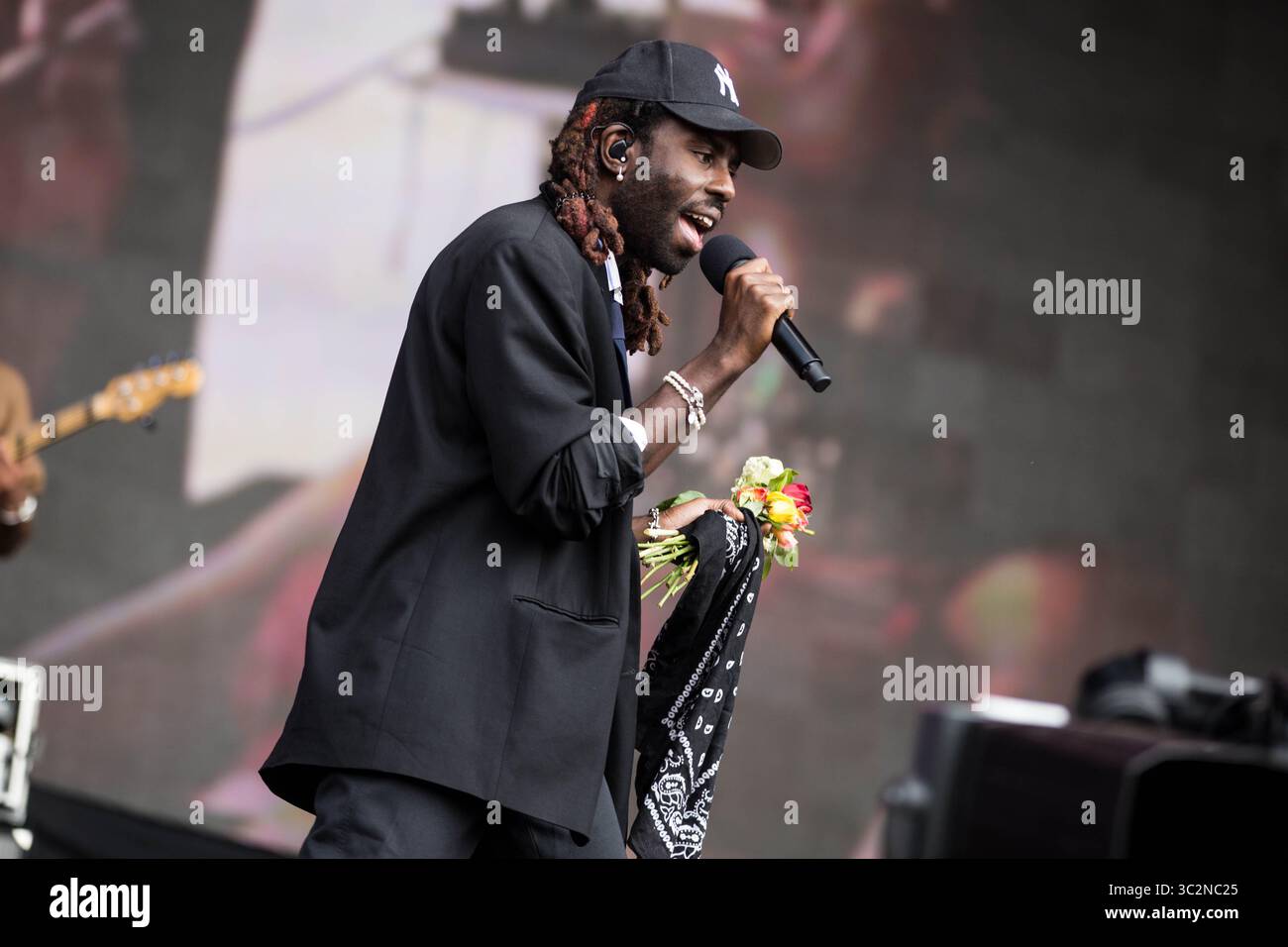 Dev hynes blood orange performing hi-res stock photography and images ...