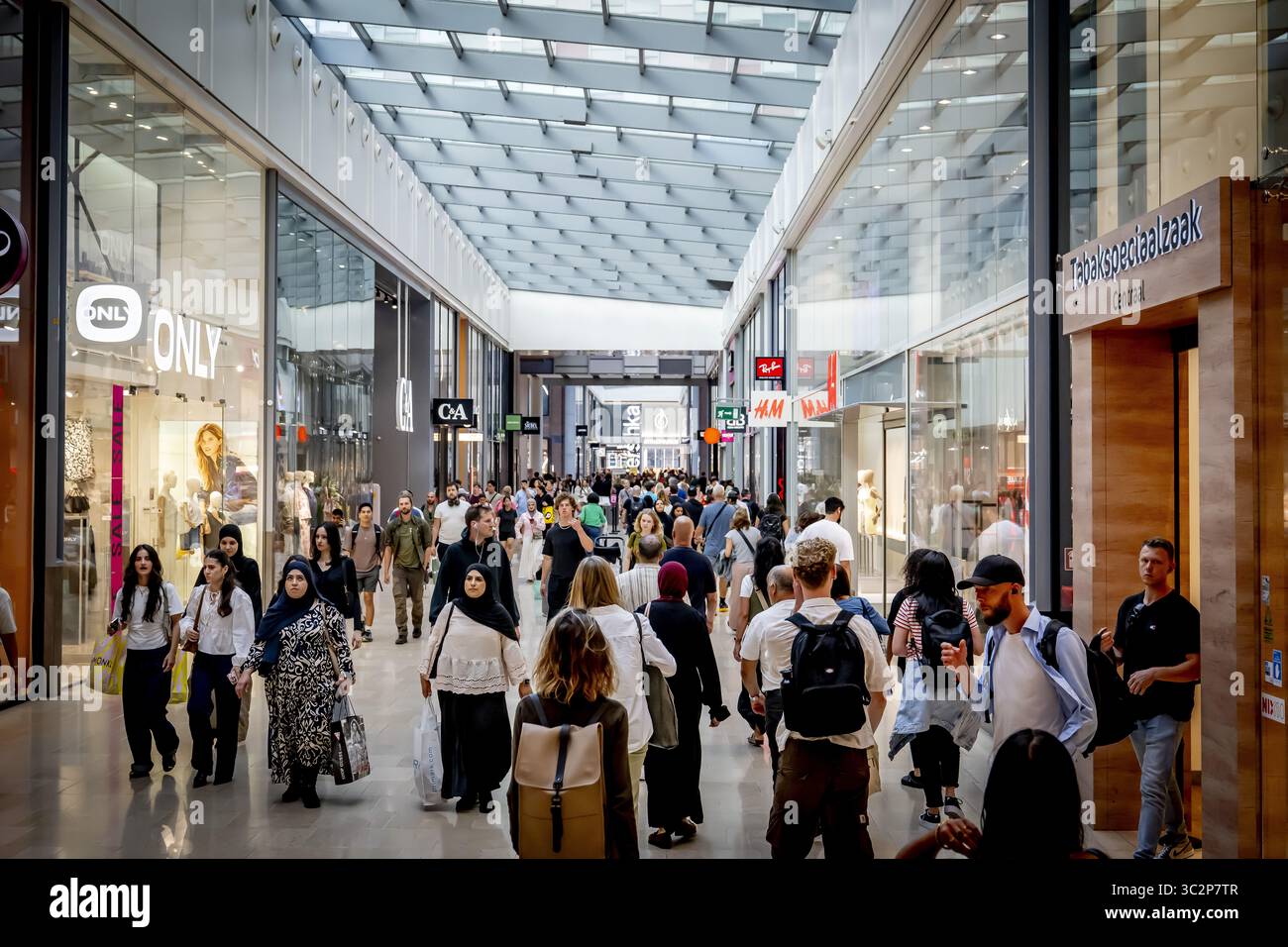 UTRECHT - Shopping crowded in Hoog Catharijne people are shopping . ANP ...