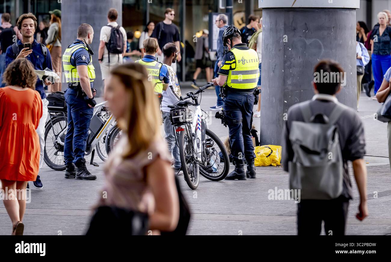 UTRECHT Police officers on the streets . ANP /HOLLANDSE HOOGTE /ROBIN ...