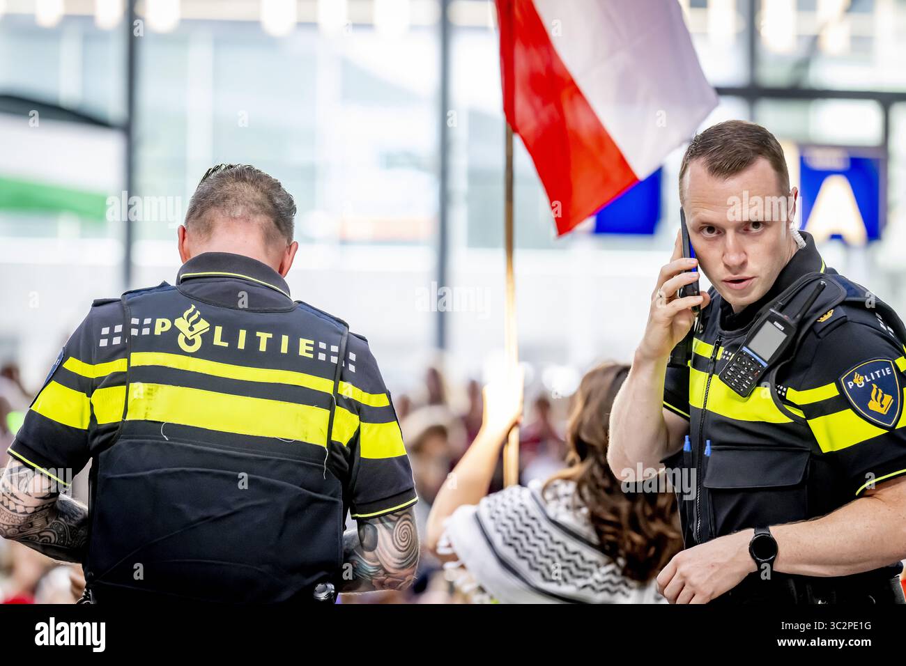UTRECHT Police officers on the streets . ANP /HOLLANDSE HOOGTE /ROBIN ...