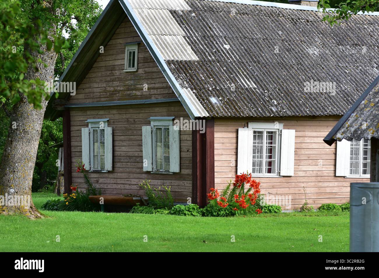 Summer retreat home house family cottage hi-res stock photography and ...