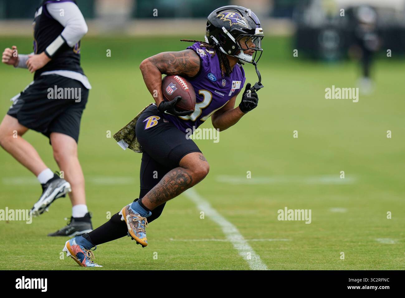 Baltimore Ravens running back Keaton Mitchell (34) works out during ...