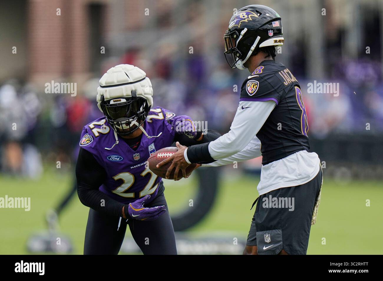 Baltimore Ravens quarterback Lamar Jackson (8) hands the ball off to ...