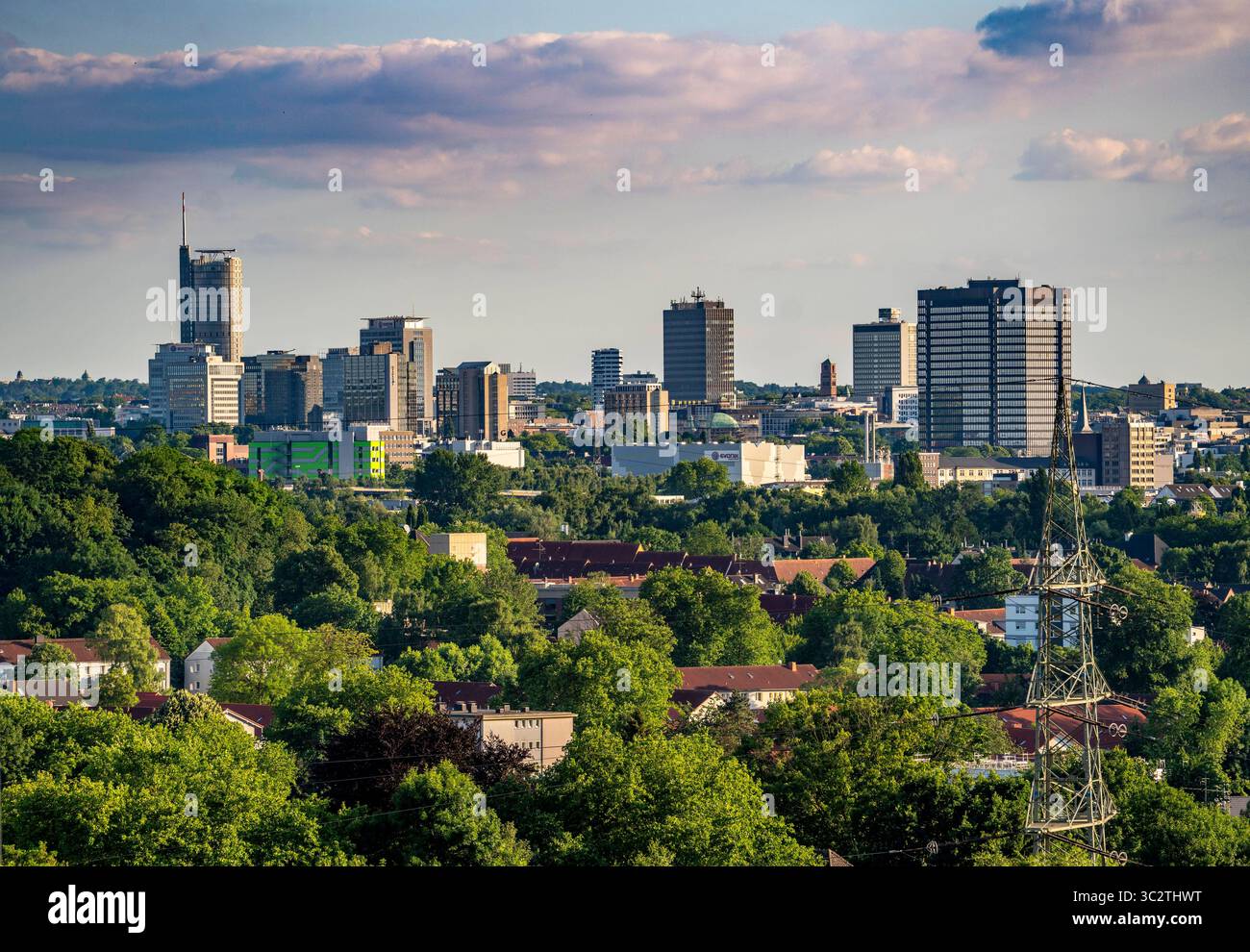 Skyline der Innenstadt von Essen, rechts das Rathaus, links der RWE ...