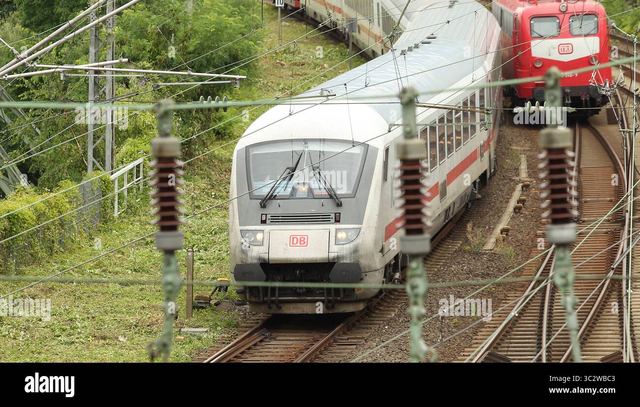 RECORD DATE NOT STATED Ein Intercity IC der Deutschen Bahn fährt in den ...