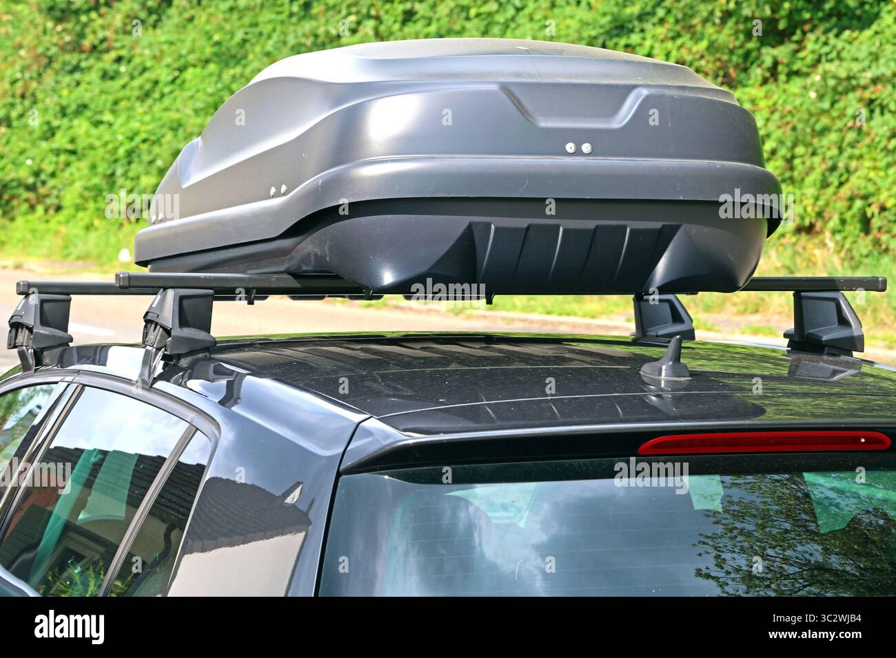 Transportmöglichkeiten auf Reisen Ein Dachgepäckträger ist auf dem Dach eines Autos befestigt ...