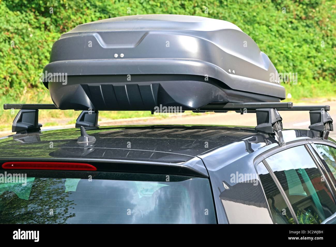Transportmöglichkeiten auf Reisen Ein Dachgepäckträger ist auf dem Dach eines Autos befestigt ...