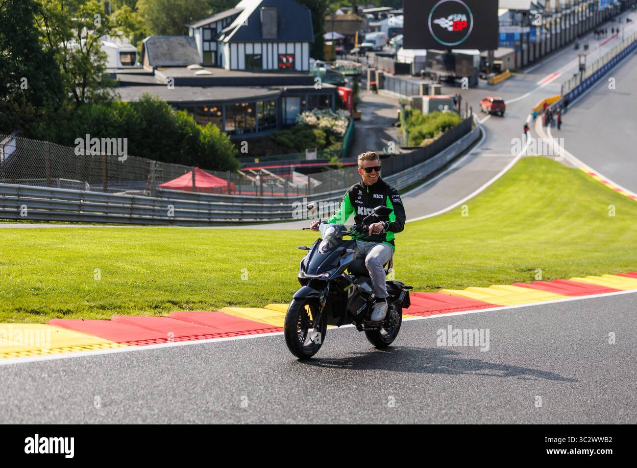 Nico Huelkenberg (Stake F1 Team Kick Sauber, #27) fährt mit dem ...