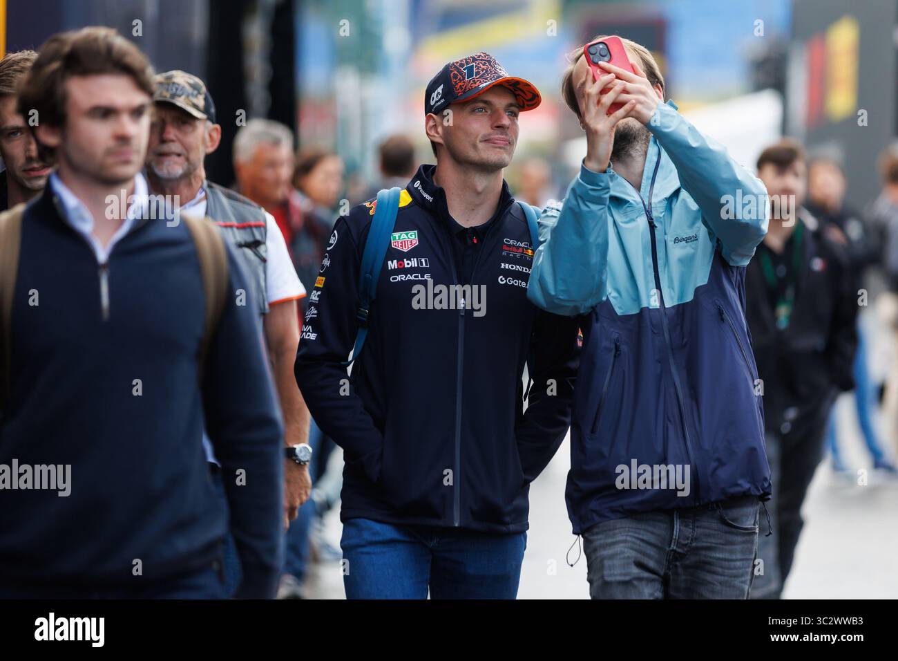 Max Verstappen (Oracle Red Bull Racing, #01) mach ein Selfie mit Fan ...