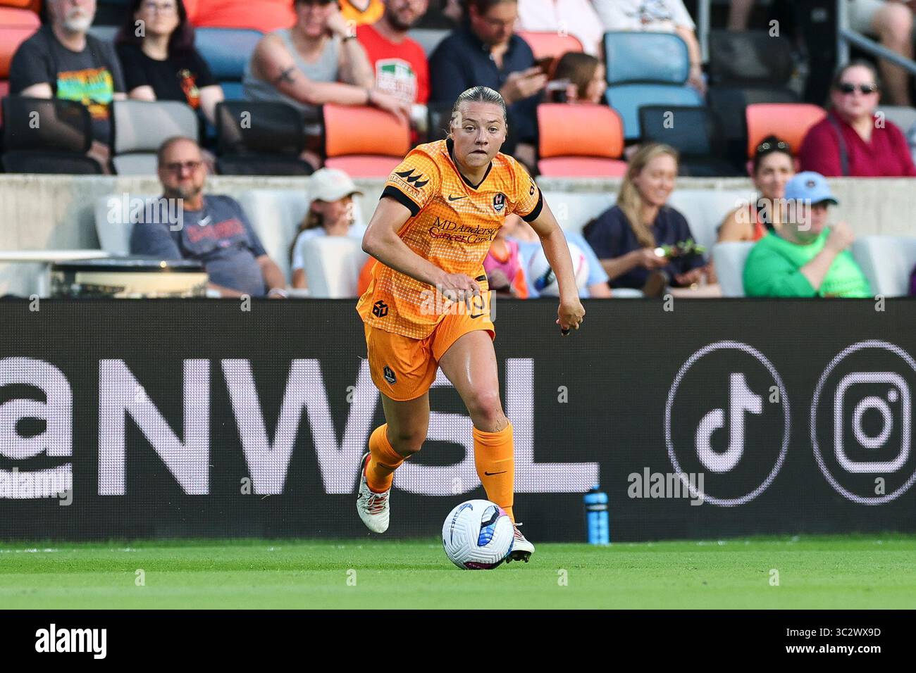 Houston Dash forward Avery Patterson (15) dribbles the ball during an ...
