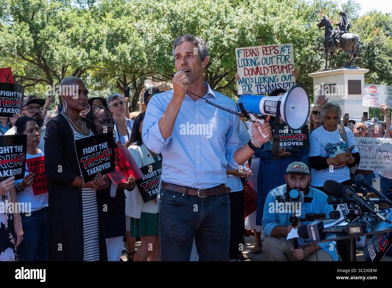 July 24, 2025: Beto OÕRourke speaking at the South steps of the Texas ...