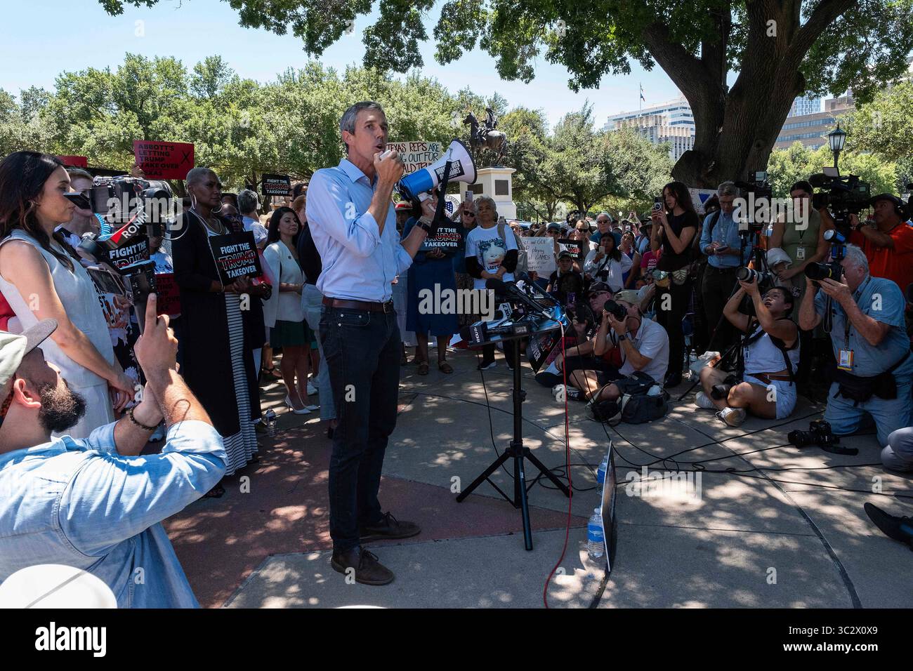 July 24, 2025: Beto OÕRourke speaking at the South steps of the Texas ...