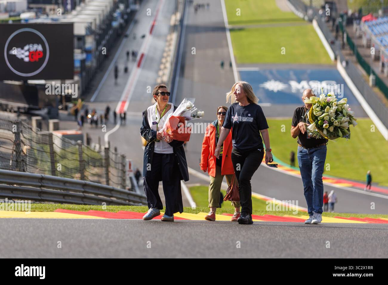 Die Mutter von Anthoine Hubert mit Blumen auf dem Weg zur Gedenkstaette ...