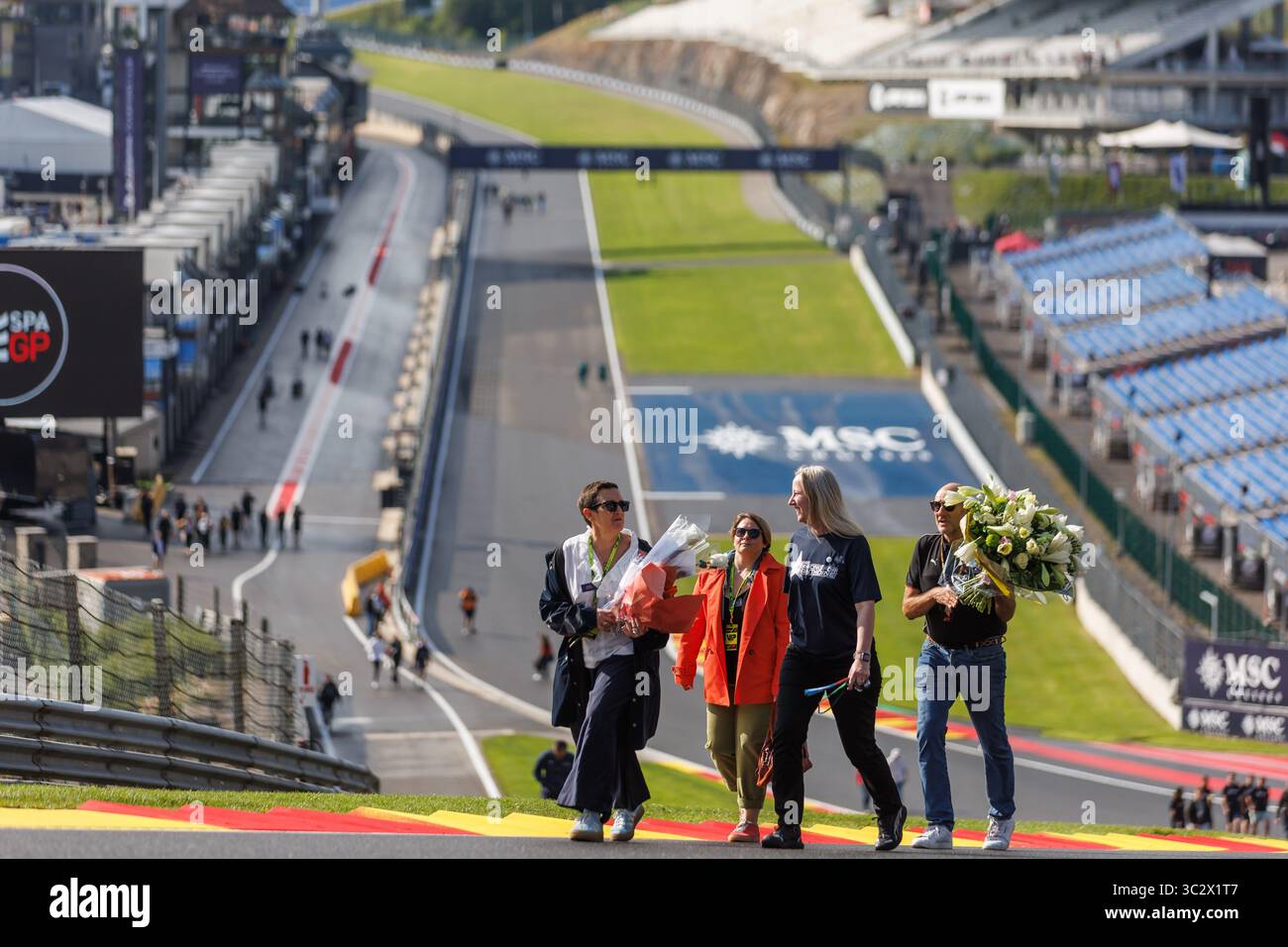 Die Mutter von Anthoine Hubert mit Blumen auf dem Weg zur Gedenkstaette ...