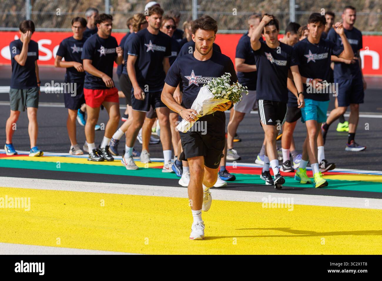 Pierre Gasly (BWT Alpine F1 Team, #10) legt Blumen an der Gedenkstaette ...