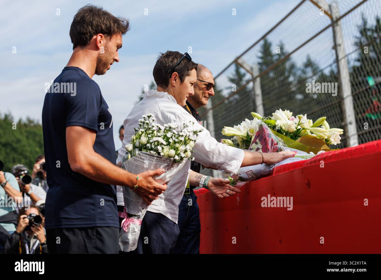 Pierre Gasly (BWT Alpine F1 Team, #10) mit der Mutter von Anthoine ...