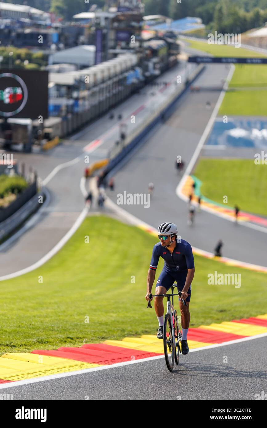 Carlos Sainz (Williams Racing, #55) fährt mit dem Fahrrad die Eau Rouge ...