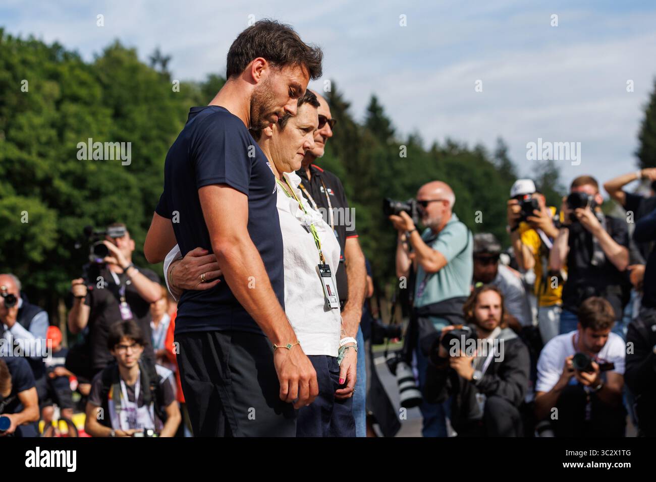Pierre Gasly (BWT Alpine F1 Team, #10) mit der Mutter von Anthoine ...
