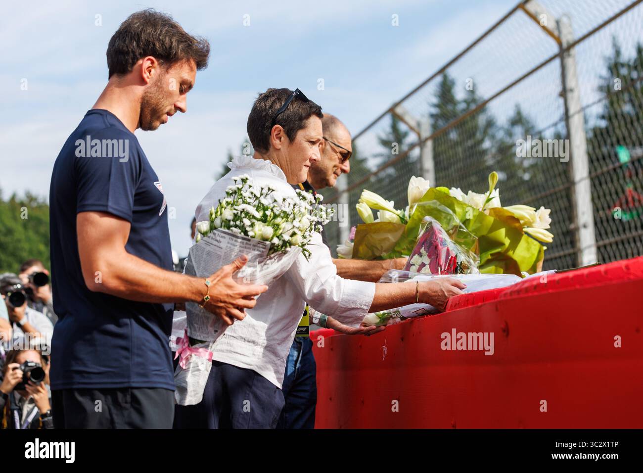 Pierre Gasly (BWT Alpine F1 Team, #10) mit der Mutter von Anthoine ...