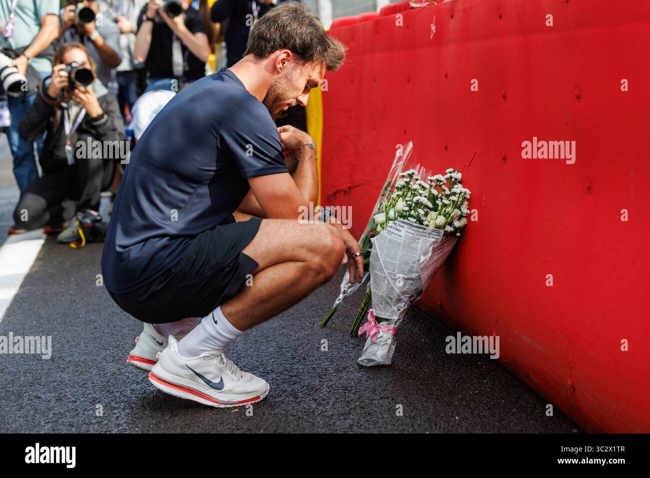 Pierre Gasly (BWT Alpine F1 Team, #10) legt Blumen an der Gedenkstaette ...