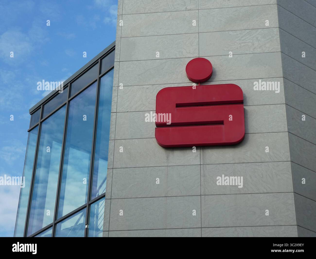 Zeichen der Sparkasse an einer Hauswand *** Sign of the Sparkasse on a ...