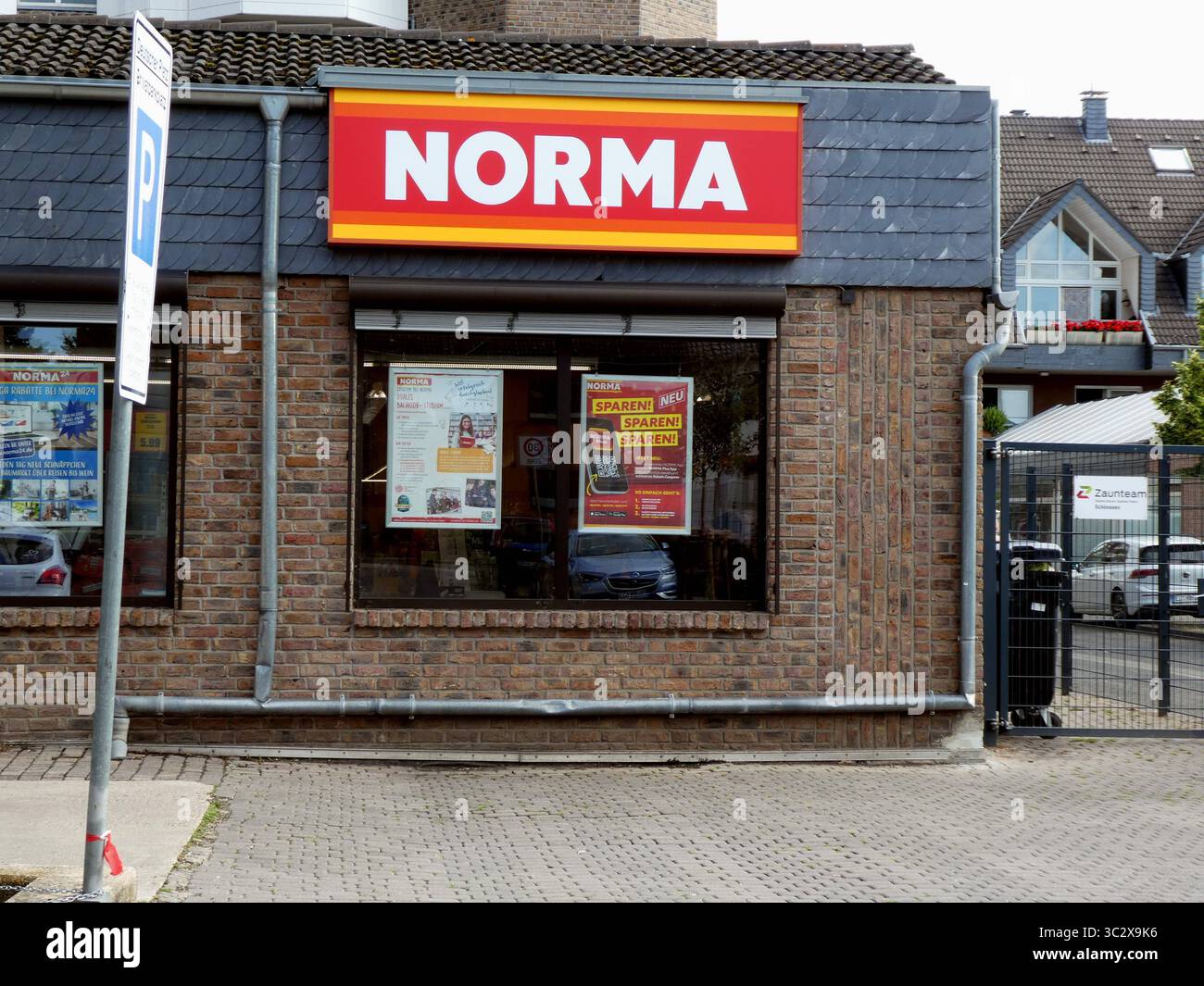 Logo Schriftzug des Lebensmittel Discounter NORMA an einer Filiale ...