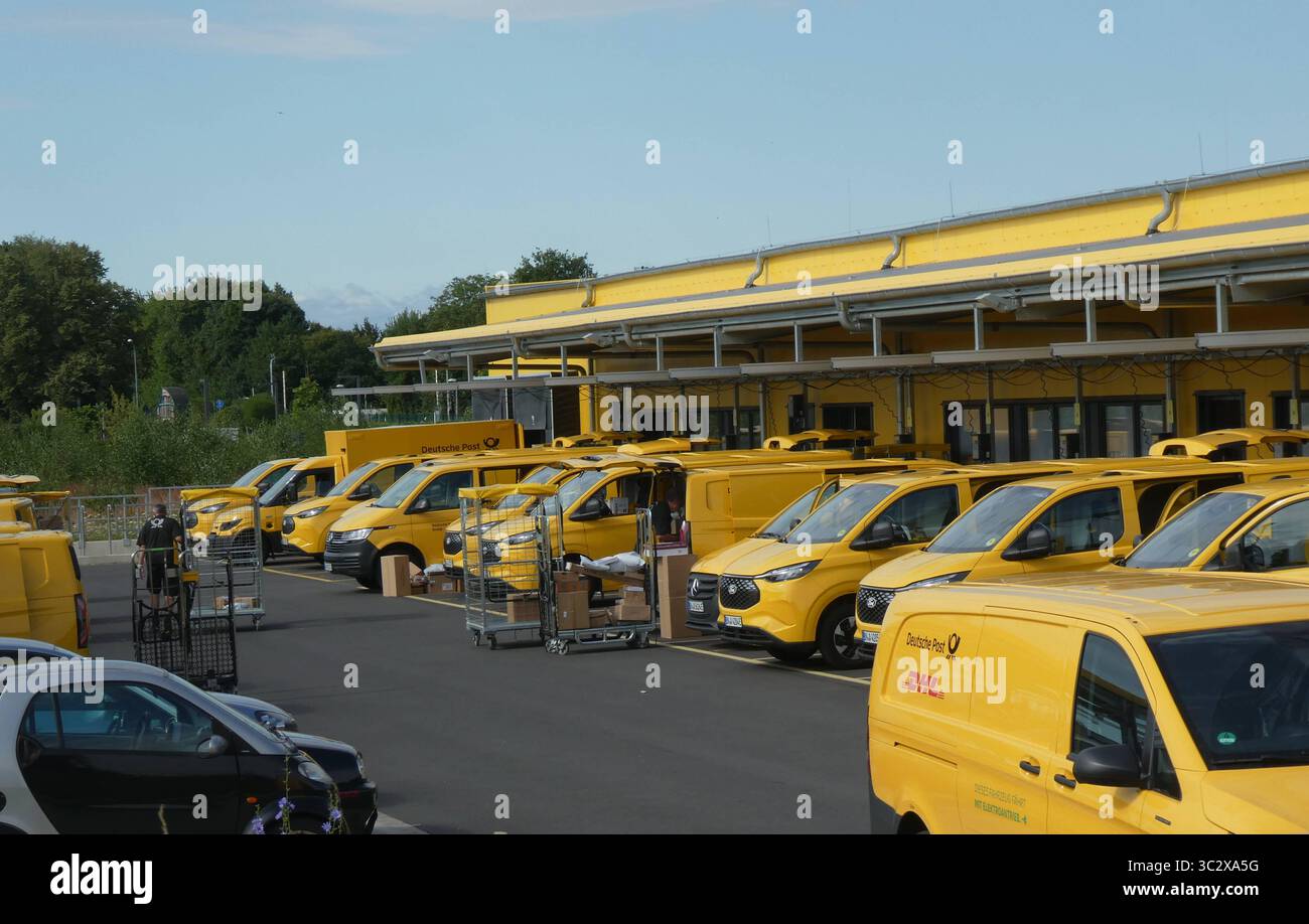 Postfahrzeuge, Zustellwagen, Zustellfahrzeuge an einer Post ...