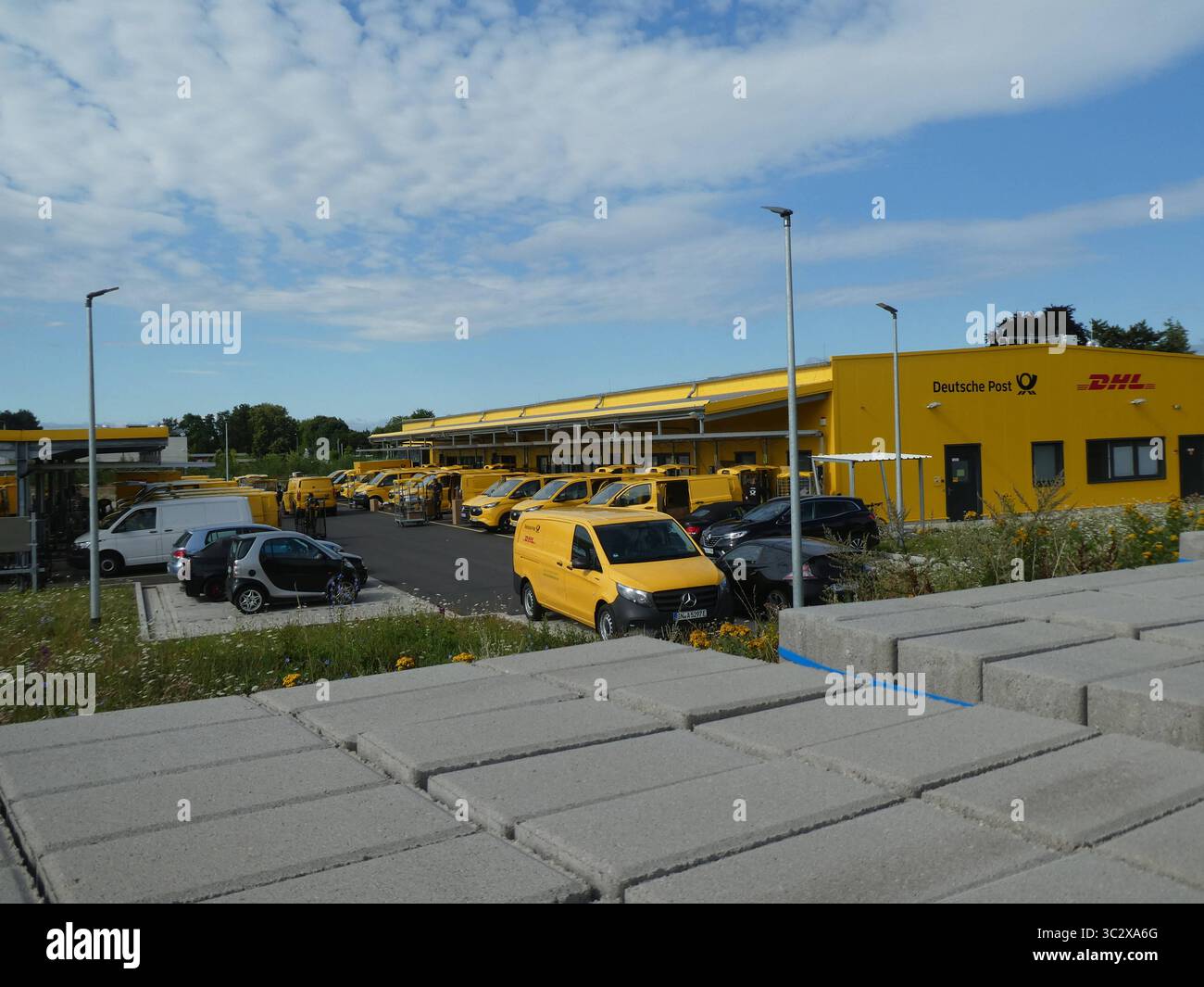Postfahrzeuge, Zustellwagen, Zustellfahrzeuge an einer Post ...