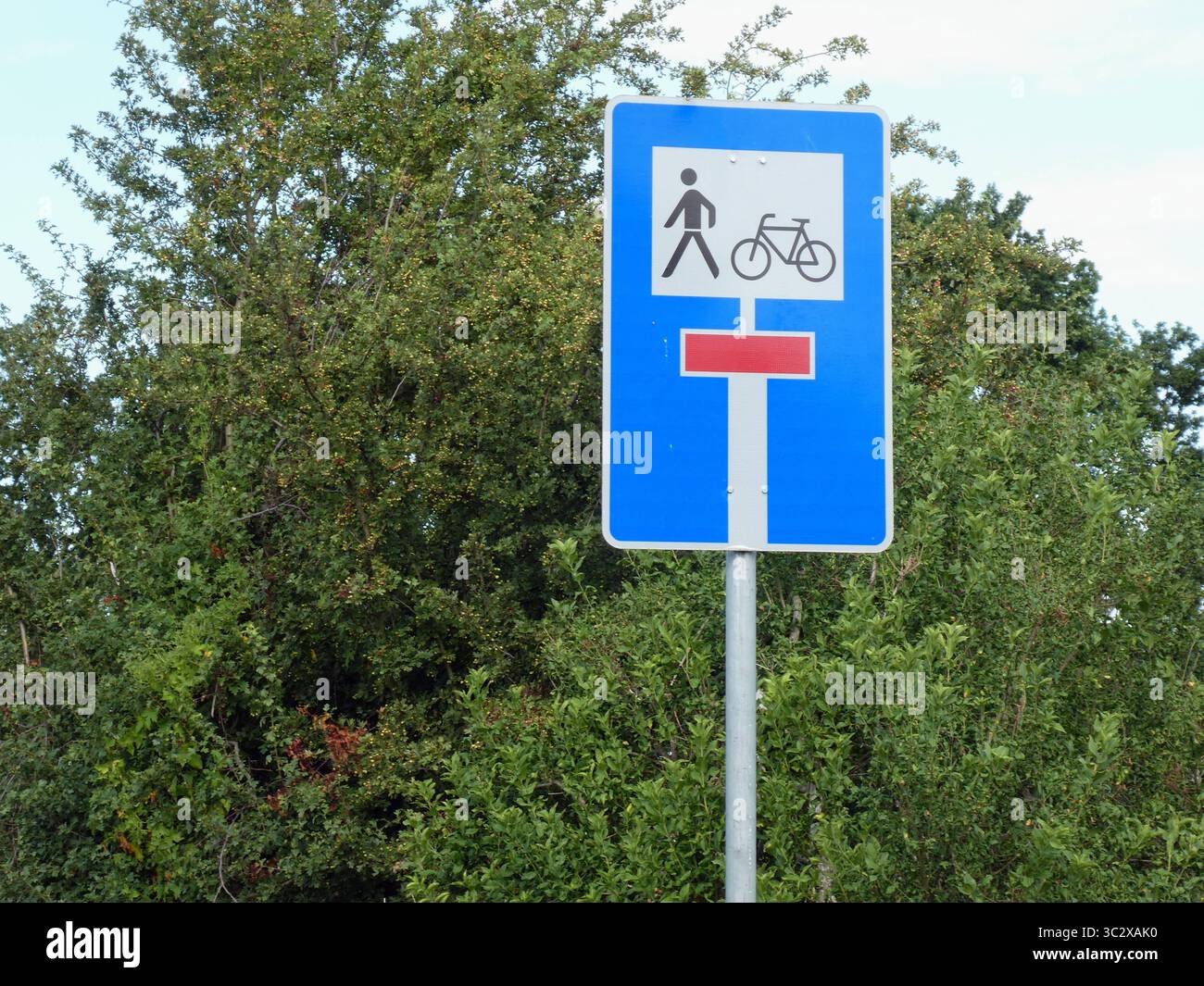 Verkehrsschild Sackgasse, frei nur für Fussgänger und Radfahrer ...