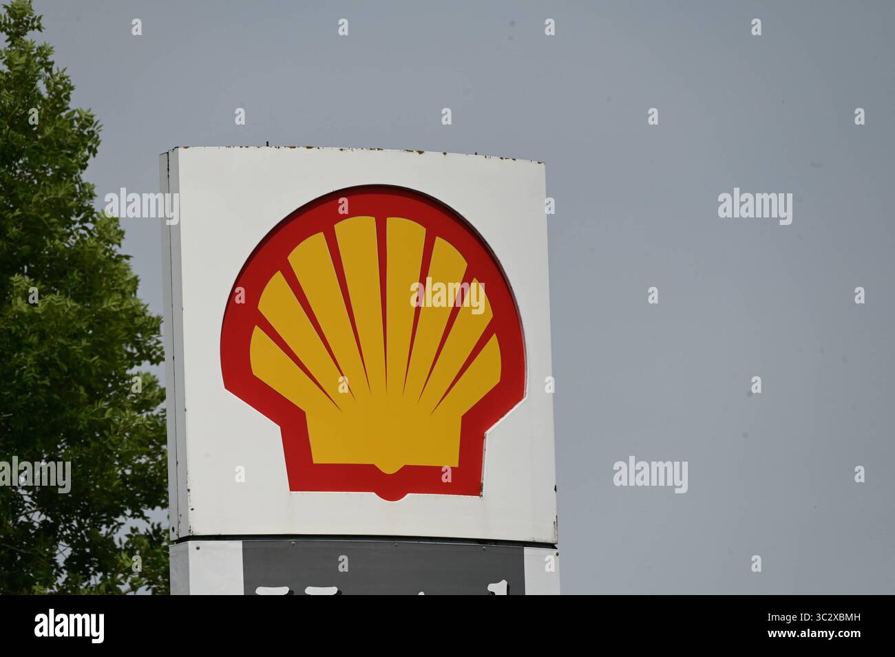 Logo, Schriftzug des Mineralölkonzern SHELL an einer Tankstelle. Shell ...
