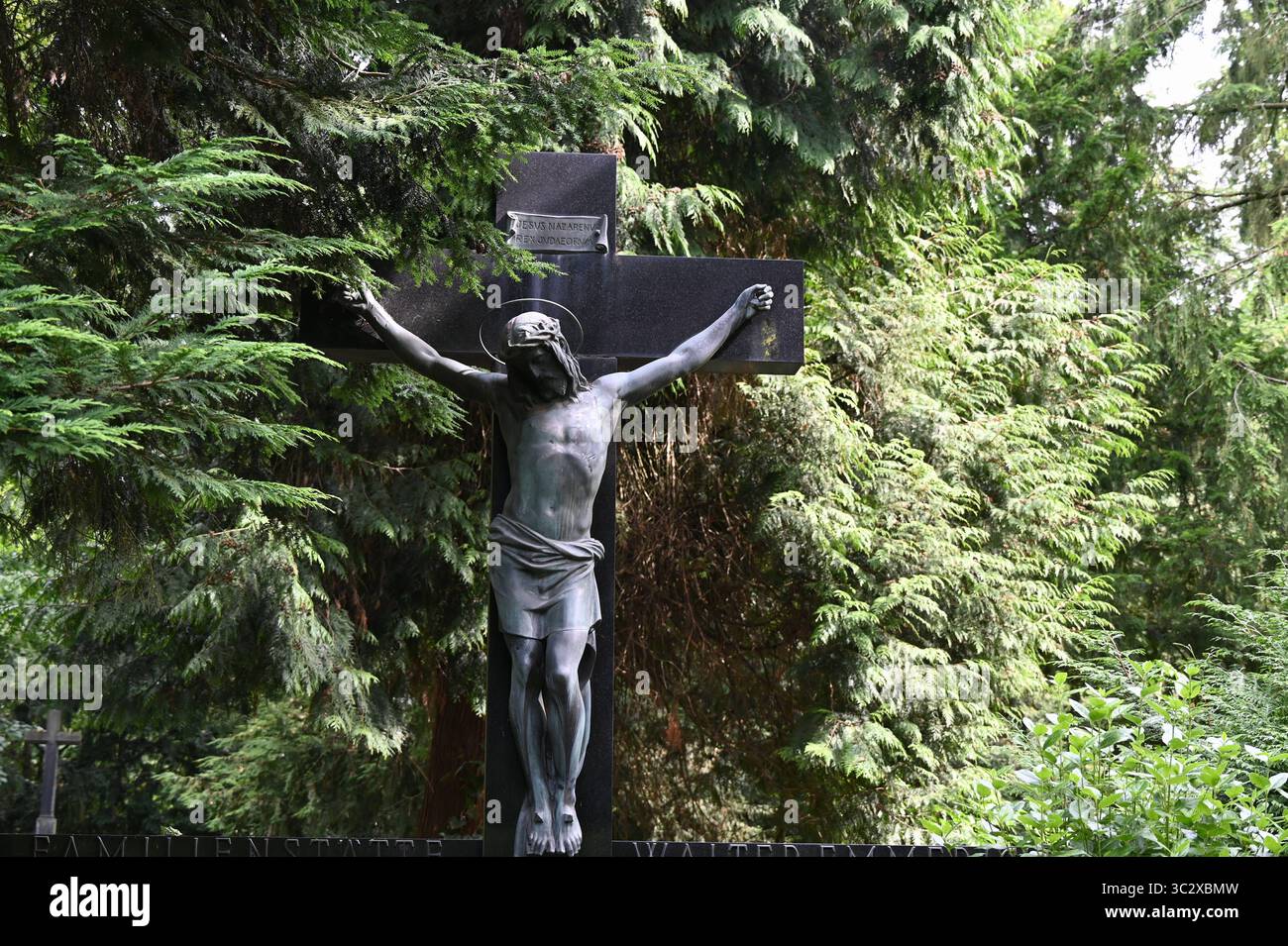 ein Kreuz mit dem gekreuigten Jesus wacht über ein Grab auf dem Kölner Prominentenfriedhof ...
