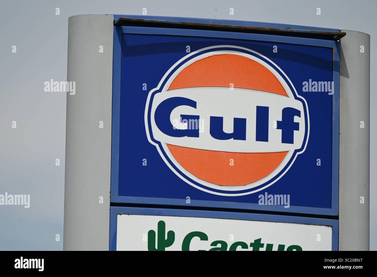Logo, Schriftzug Gulf Oil an einer Tankstelle des Mineralölkonzent ...