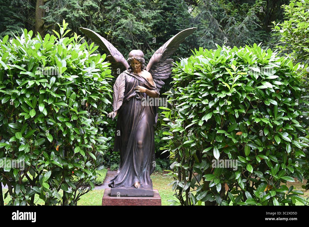 Ein Engel aus Bronze wacht über ein Grab auf dem Kölner Prominentenfriedhof Melaten *** A bronze ...