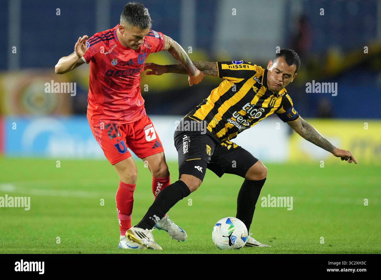 Charles Aranguiz of Universidad de Chile, left, and William Mendieta of ...