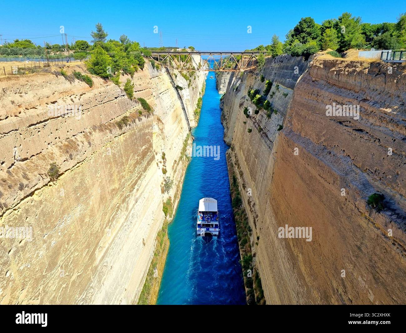 Small leisure boat passes hi-res stock photography and images - Alamy