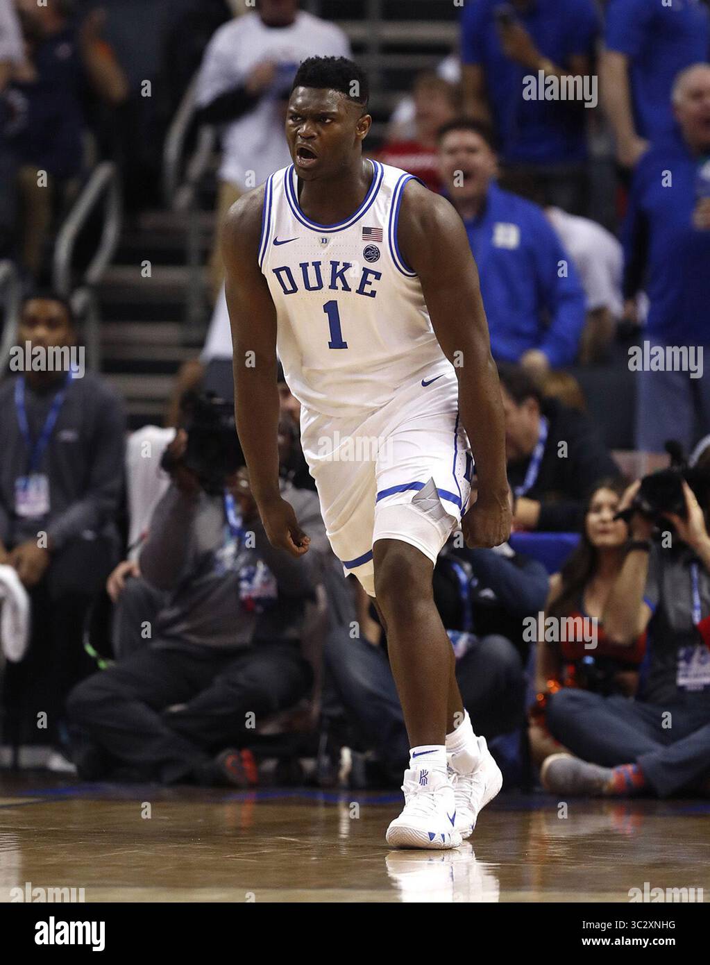 Zion williamson dunk hi-res stock photography and images - Alamy